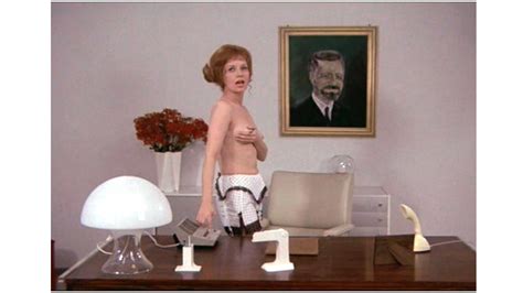 Naked Annie Birgit Garde in Tandlæge på sengekanten