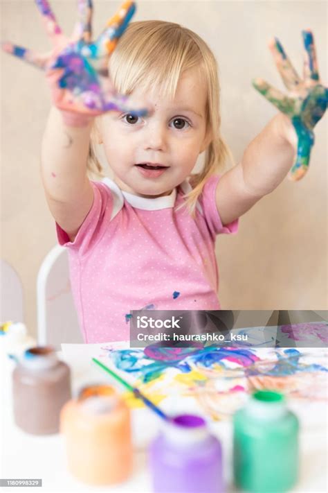 어린 아이는 페인트에 그려진 손을 그립니다 그림 개발 및 교육 개념에 대한 스톡 사진 및 기타 이미지 개념 공예 교육 Istock