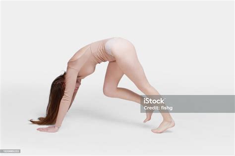 긴 머리를 가진 젊은 날씬한 소녀 베이지 색 바디 수트에 흰색 배경에 스튜디오에서 가냘픈에 대한 스톡 사진 및 기타 이미지 가냘픈 건강한 생활방식 균형 Istock