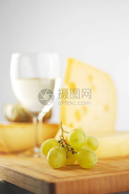 和木桌上的奶酪和葡萄酒藤蔓小吃奶制品牛奶桌子午餐餐饮食物用餐珠子高清图片下载 正版图片320799854 摄图网