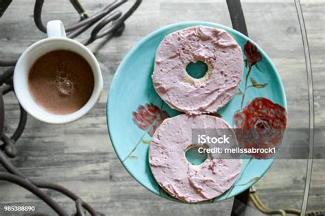 다채로운 접시 유리 테이블에 초콜릿 우유의 얼굴 옆에 보라색 베리 크림 치즈 베이글 오픈 얼굴 0명에 대한 스톡 사진 및 기타 이미지 Istock