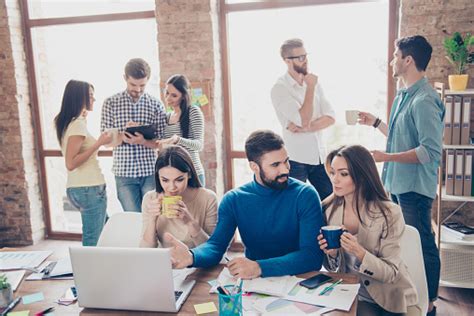 훌륭한 팀 작품입니다 아침 커피 휴식 사무실에서 휴식입니다 8 쾌활 한 동료는 빛 현대 워크 스테이션에서 작업 순간을 논의 모든 캐주얼 의상을 입은 경영자에 대한 스톡 사진