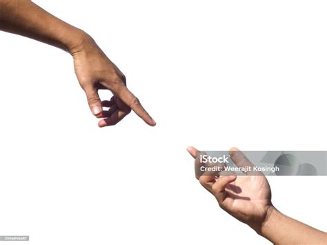 두 사람의 손이 서로의 손을 만지기 위해 손을 뻗는 제스처를 취하고 있습니다 또는 손을 잡고 도움을 요청하거나 흰색 배경에 고립된 것을 잡습니다 2명에 대한 스톡 사진 및