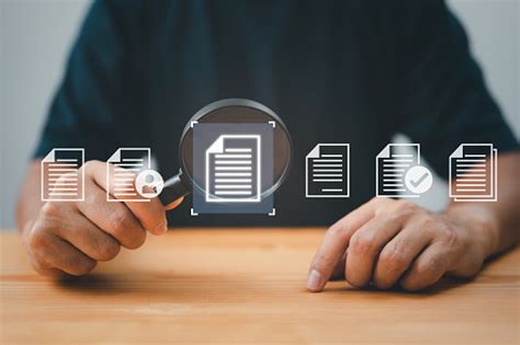 한 남자가 돋보기로 종이를 검사합니다 비즈니스 분석 감사 전문 문서 검토 문의 및 검사는 모두 비즈니스 데이터 분석에 사용되는 개념입니다 개념에 대한 스톡 사진 및 기타