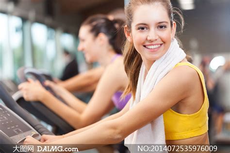 健身房做锻炼的美女们摄影高清图片 大图网图片素材