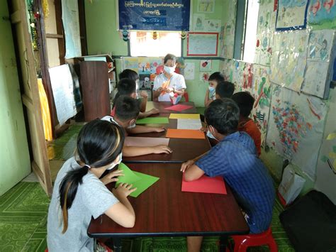 ပလောက်မြို့၊ ကလေးစာဖတ်ခန်းတွင် ရောင်စုံစက္ကူလေးများဖြင့် ဆီမီးခွက်ပ