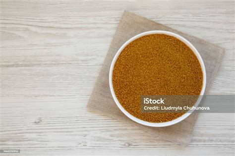 흰색 나무 표면에 흰색 그릇에 담긴 유기농 갈색 설탕 상위 뷰 위에서 머리 위로 평평하게 놓습니다 텍스트를 위한 공간입니다 갈색에 대한 스톡 사진 및 기타 이미지 Istock