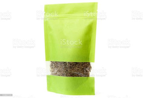 녹색 향신료와 허브 포장 종이 흰색 배경에 창과 지퍼가있는 마른 허브로 채워진 일반 Doypack 스탠드 업 가방 가방에 대한 스톡 사진 및 기타 이미지 Istock