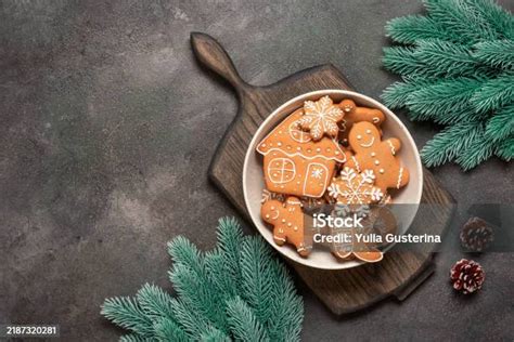 전나무 가지 어두운 그런 지 배경 평면도 평면도 복사 공간으로 장식 된 나무 도마에 그릇에 크리스마스 진저 브레드 쿠키 0명에 대한 스톡 사진 및 기타 이미지 Istock