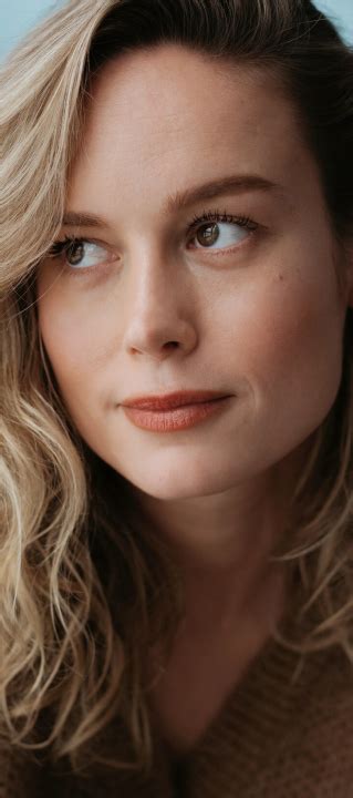 319x720 Resolution Cute Brie Larson Actress 319x720 Resolution