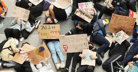 다이 인 퍼포먼스 하는 초등학생들