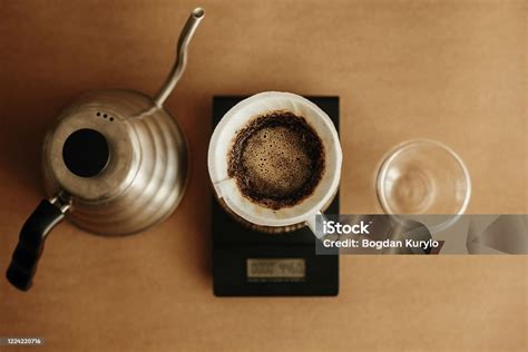 드립 커피 플랫 누워 강철 주전자 필터의 커피 양조는 갈색 배경에 규모와 유리 컵에 부어 아로마 신선한 대체 커피 양조 V60 가루로 빻은에 대한 스톡 사진 및 기타 이미지