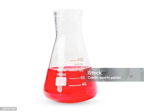 에를렌마이어 플라스크 흰색 배경에 고립 된 과학 화학 실험실에서 붉은 색 액체 용액원 원추형 플라스크 유리 제품 비커에 대한