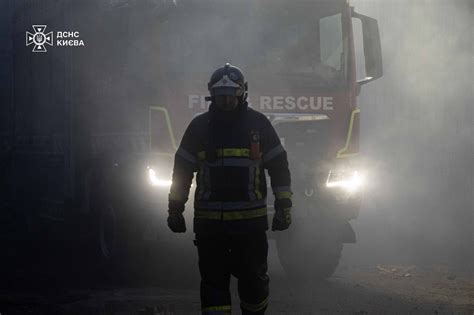 Наслідки російського обстрілу продовжують ліквідовувати у Києві Цензор НЕТ