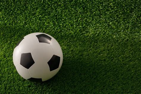 녹색 필드에 축구 공입니다 위에서 볼 수 있습니다 평평한 평신도 축구 경기의 개념 Championship에 대한 스톡 사진 및 기타 이미지 Championship 경기