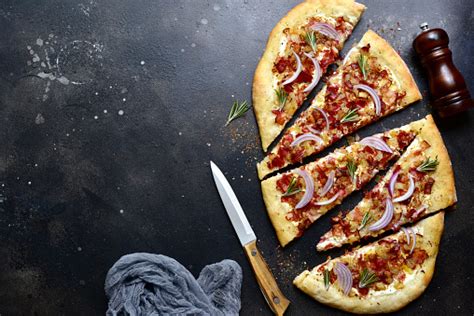 타르트 플람베 부드러운 치즈와 훈제 베이컨을 곁들인 양파 파이 복사 공간이 있는 평면도 검은색에 대한 스톡 사진 및 기타 이미지 Istock