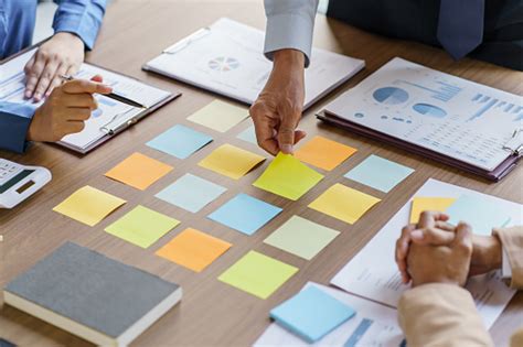 비즈니스 사람들 브레인스토밍 회의 디자인 아이디어 포스트잇 노트를 사용하여 아이디어 공유 전문 투자자 프로젝트 시작 비즈니스 브레인스토밍 사무실에서 계획 접착식 메모지에