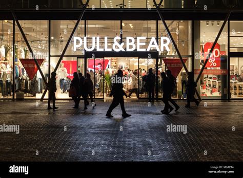 Pull bear logo hi-res stock photography and images - Alamy