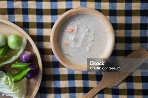 신선한 야채 태국 음식 다이어트 메뉴와 함께 제공 되는 코코넛 밀크에 다진 돼지고기와 절인 생선 게에 대한 스톡 사진 및 기타 이미지 Istock