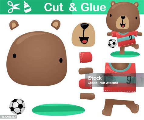 귀여운 곰 만화 축구를 하는 벡터 그림입니다 아이들을 위한 교육용 종이 게임 자르기 및 접착제 Soccer Tournament에