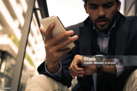 시간을 확인 하 고 스마트 전화를 사용 하 여 거리에 사업 닫습니다 거리에 대한 스톡 사진 및 기타 이미지 거리 건물 외관 기업 비즈니스 Istock