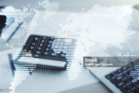 계산기 및 Pc 배경 빅 데이터 및 블록 체인 개념에 추상적 인 디지털 세계지도 홀로그램의 이중 노출 세금에 대한 스톡 사진 및