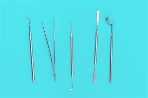 복사 공간 강철 만든 입 거울 치주 탐색기 스케일러 족집게 및 기타 악기 치과 건강 및 치아 관리 개념이있는 밝은 파란색 배경의 전문 치과 의사 도구 세트 0명에 대한 스톡