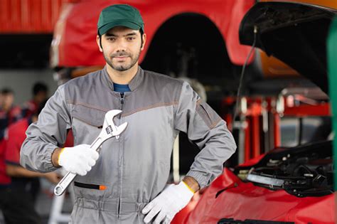 렌치와 핵심 도구를 들고 있는 자동차 전문 정비사 서비스 및 수리 전담 자동차 또는 차량의 엔진을 검사하고 유지 관리하는 기술자 개선에 대한 스톡 사진 및 기타 이미지
