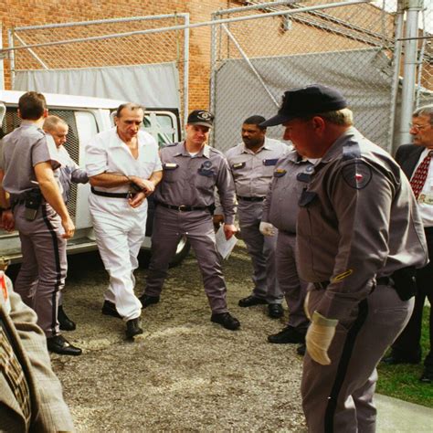 Serial Killer Kenneth Mcduff Taken From Prison Van To Texas Death Chamber True Crime Reporter