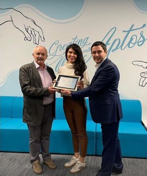 Д р Валянова презентира пред аудиторията на Magic Of Aptos