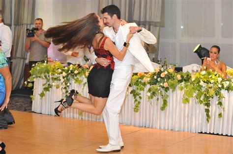 Момите не могат да й стъпят на малкия пръст Вижте бившата съпруга на Мартин Елвиса синеока