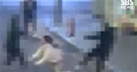 살려주세요 처음 본 여성 쫓아가며 폭행한 10대 남성