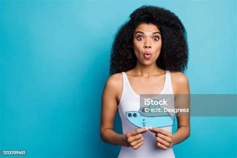 그녀의 클로즈업 초상화 그녀의 좋은 매력적인 사랑스러운 귀여운 깜짝 놀란 깜짝 놀란 쾌활한 물결 모양의 머리 소녀 손 선박 종이 양식 에 고립 된 새로운 여행 밝은 생생한