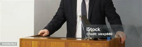 한 남자 변호사 정치인 사업가 또는 공무원이 연단이나 강단에 손을 기대고 말합니다 공식 성명 연설자 연사 또는 면접관 토의에 대한 스톡 사진 및 기타 이미지 Istock
