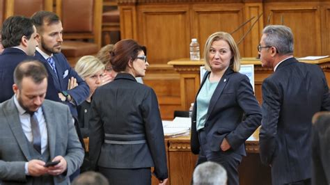 Пълно ликвидиране на машинното гласуване ГЕРБ ДПС и БСП приеха промените в Изборния кодекс