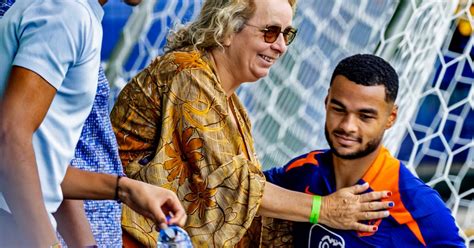 Oranje Ontspant Cody Gakpo Krijgt Dikke Knuffel Van Zijn Moeder Wout