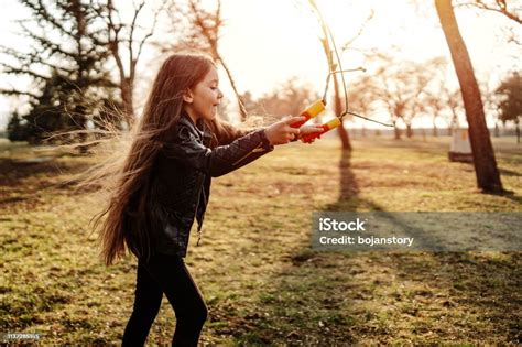 공원에서 밧줄을 점프 하는 어린 소녀 가을에 대한 스톡 사진 및 기타 이미지 가을 가을 단풍 건강한 생활방식 Istock