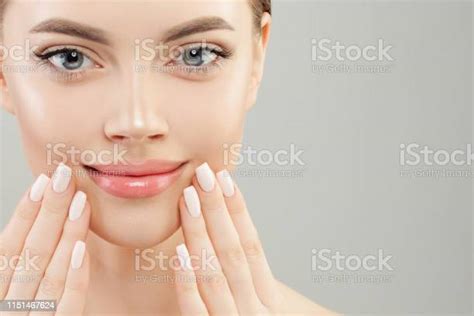 잘 손질 손톱과 아름 다운 여자의 근접 촬영 초상화 매니큐어 개념 손톱에 대한 스톡 사진 및 기타 이미지 손톱 아름다움 입술 Istock