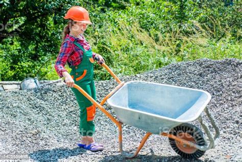 건물 유니폼과 건설 수레를 사용하는 쾌활한 아동 노동자 미래의 경력 개념에 대한 스톡 사진 및 기타 이미지 개념 개발 건설 산업 Istock