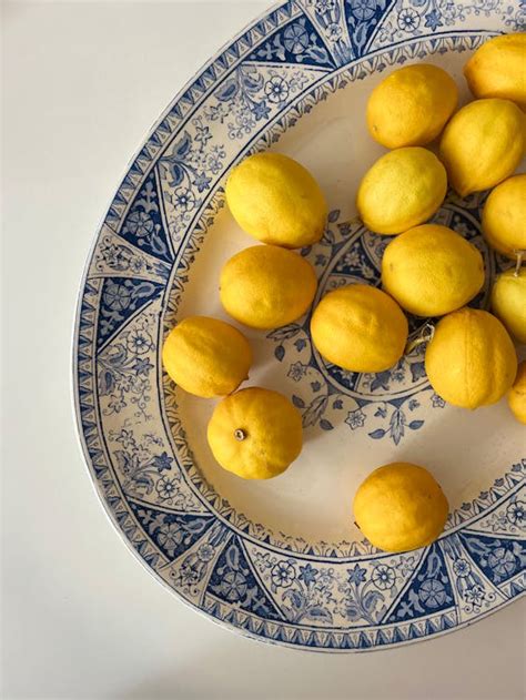 감귤류 감귤류의 레몬 건강한 과일 과즙이 많은 노란색 농작물 다채로운 단순한 도기 둥근 디자인 러스틱 레몬 밝은 배경 보울 비타민 C 빈티지