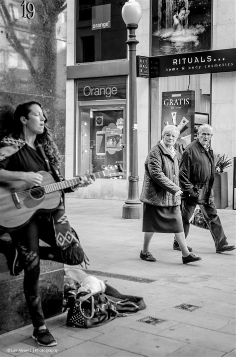 무료 이미지 집 밖의 검정색과 흰색 도로 화이트 카메라 사진술 기타 시티 유행 니콘 의류 검은 단색화 Bw 솔직한 스페인 35mm 하부