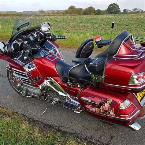Moto Roja Aparcada En El Lado De La Carretera Honda Goldwing Custom