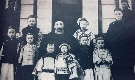 袁世凯“妻妾”照片：正妻气场强大，8个女儿统一穿着“皇女服”