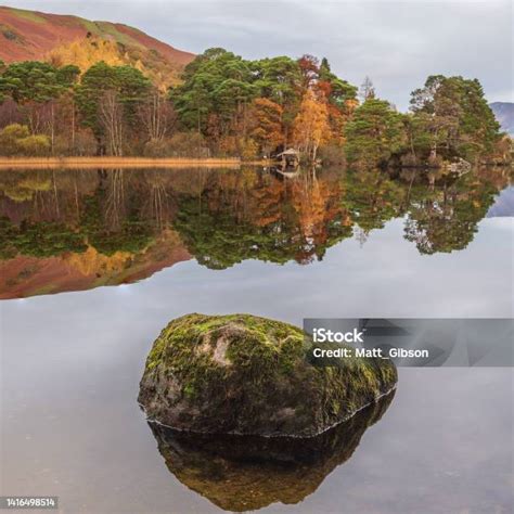 아름다운 가을 풍경 일출 이미지 풍경을 가로 질러 안개가 굴러 호수 지구의 Manesty Park에서 Catbells를 바라 보는 이미지 0명에 대한 스톡 사진 및 기타