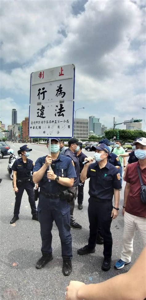 美麗華球場勞資糾紛 府前抗議潑漆3人遭逮 社會 中時
