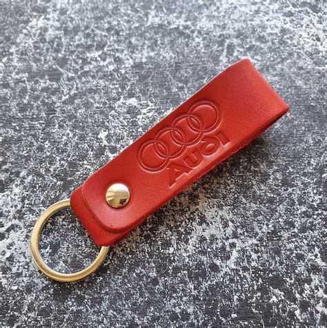 Шкіряний брелок з логотипом та кільцем Audi колір Червоний 7076r фото відгуки