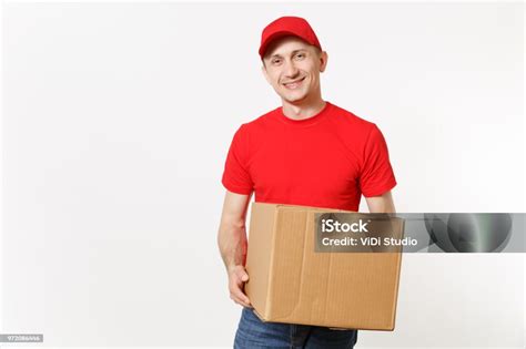 배달 젊은이 빨간색 유니폼에 흰색 배경에 고립 모자 티셔츠 남성 청바지 택배 또는 대리점 보유로 빈 골 판지 상자 수신 패키지입니다 광고에 대 한 공간을 복사 합니다 고용과