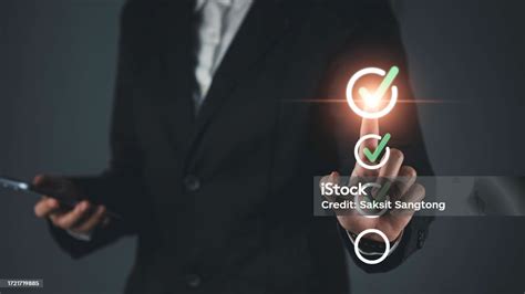 디지털 작업 체크리스트 또는 스마트 일일 체크리스트 개념 가상 화면 성능 체크리스트에 체크 표시 사무실에서 작업 문서 또는 질문에 답변합니다 평가 온라인 설문 조사 온라인