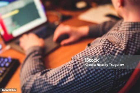 It 개발자 프로그래머가 집 노트북 및 데스크톱 모니터 Pc에서 코딩 소프트웨어 프로그램 앱 집에서 원격 작업 따뜻한 저녁 이미지에서 작업 및 코딩 감시에 대한 스톡 사진