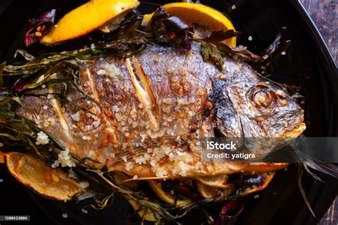 레몬과 바다 소금을 검은 색 배경에 클로즈업 튀긴 도라도 물고기 0명에 대한 스톡 사진 및 기타 이미지 0명 건강한 식생활 구이 Istock